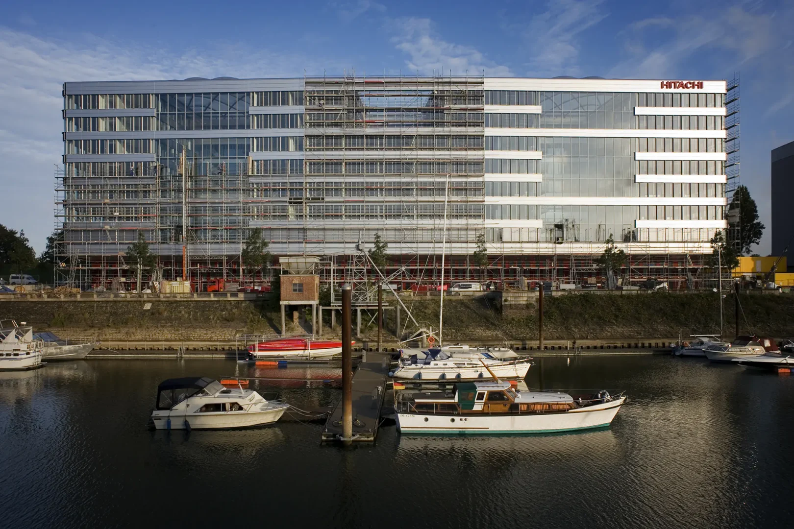 Power Office: Verwaltungsgebäude mit Blick aufs Wasser
