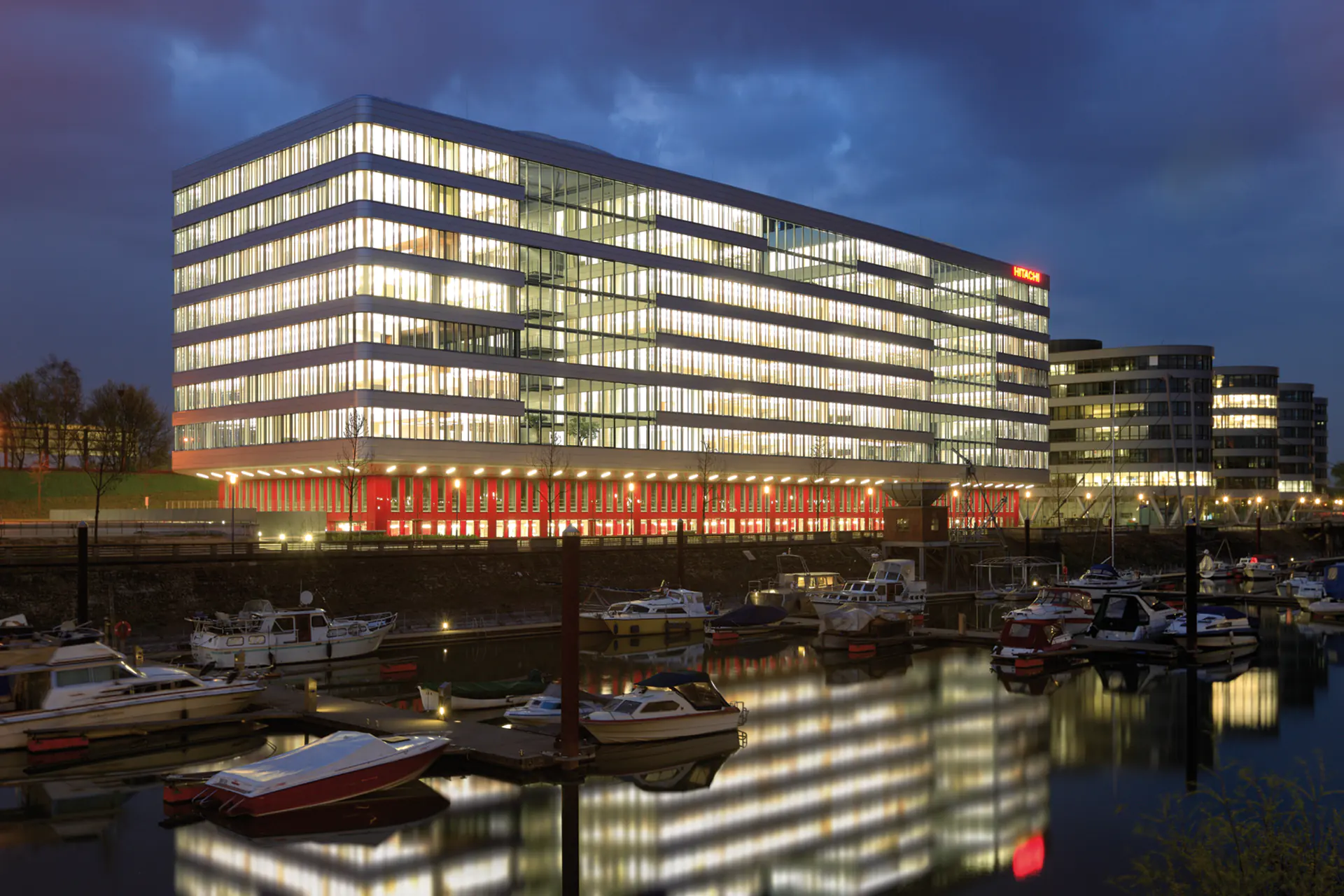 Power Office: Verwaltungsgebäude mit Blick aufs Wasser
